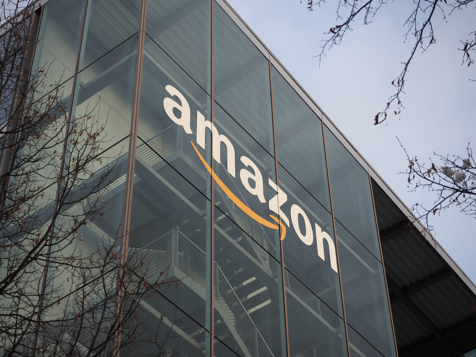 Trabajadores afirman que Amazon está violando la ley de no competencia de Washington | Emery Reddy